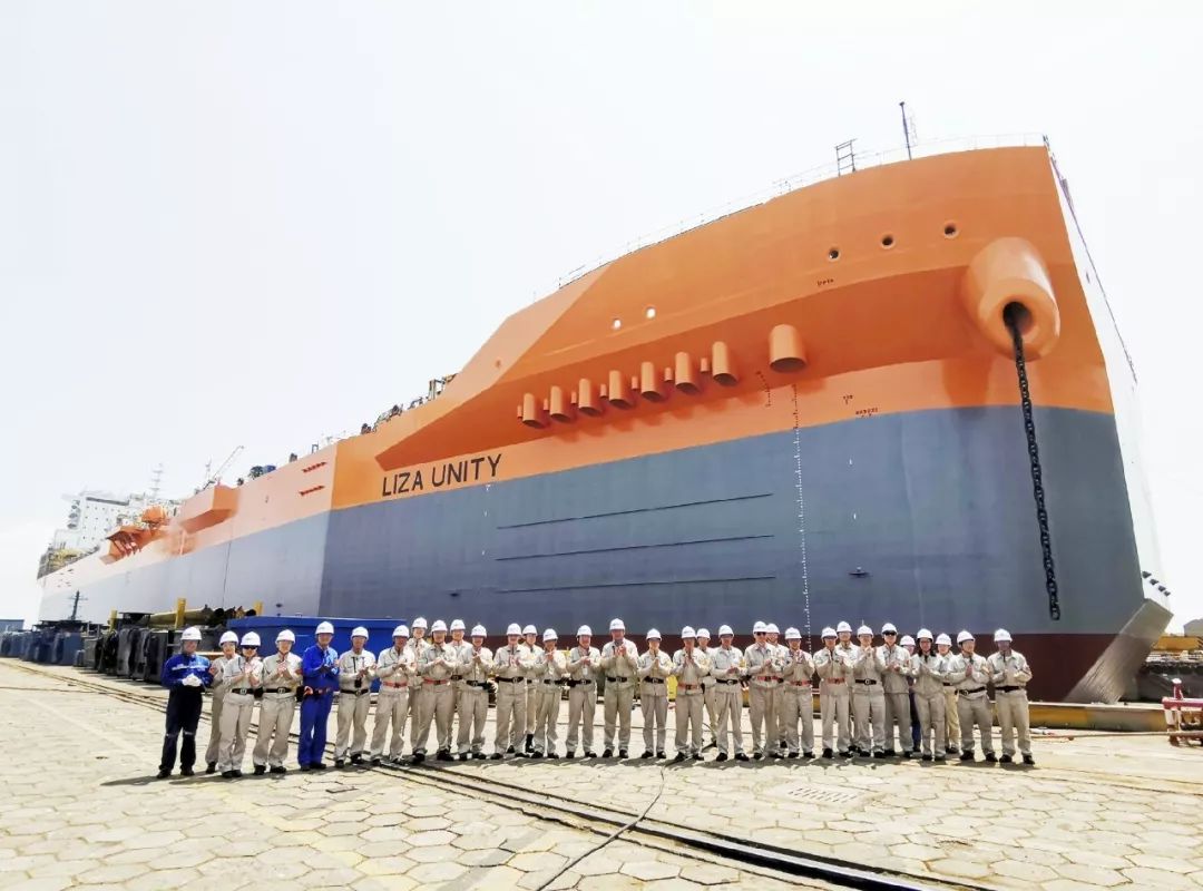 外高桥造船全球首制通用型FPSO和自升式钻井平台出坞__凤凰网