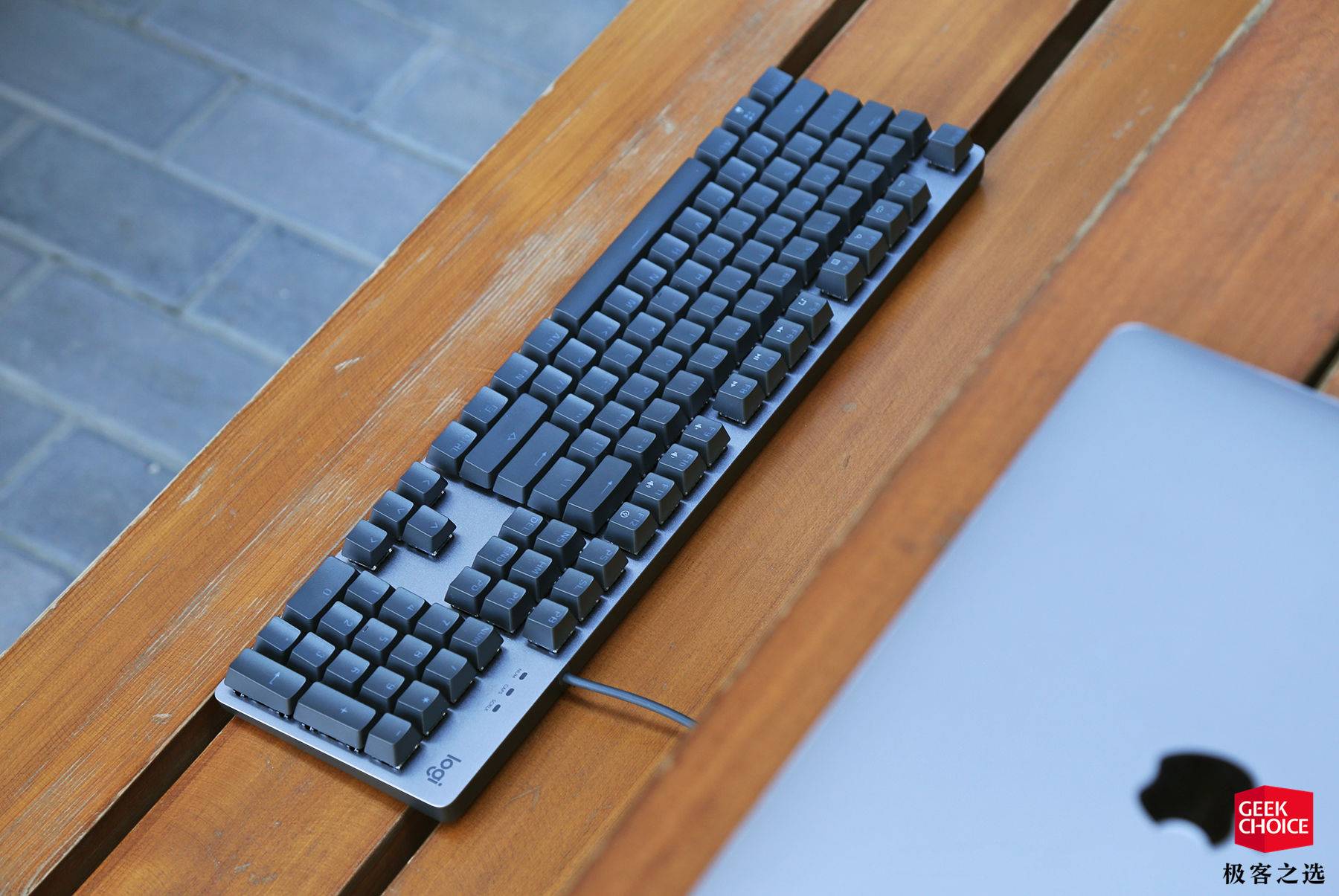罗技 K845 图赏：办公娱乐两不误，白天晚上都能用的机械键盘__凤凰网