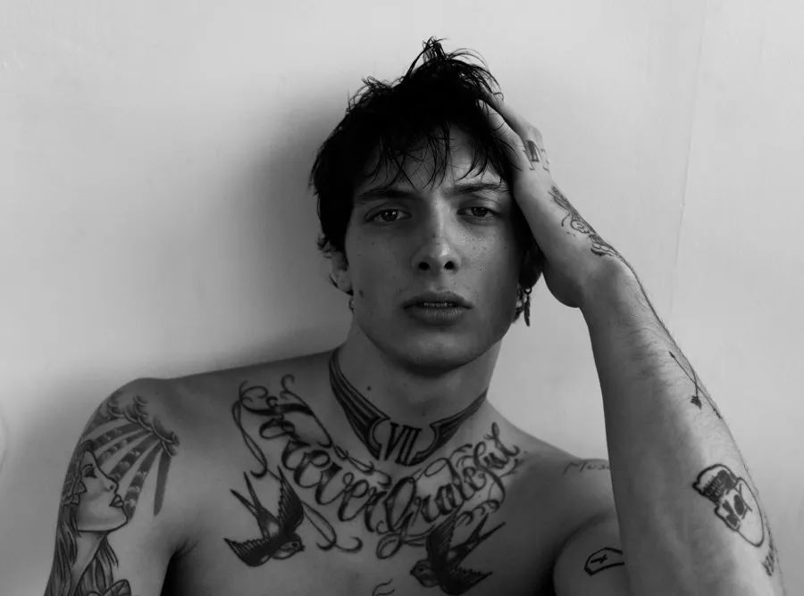 英国超多纹身模特Loic Williams，挺特别的！_凤凰网