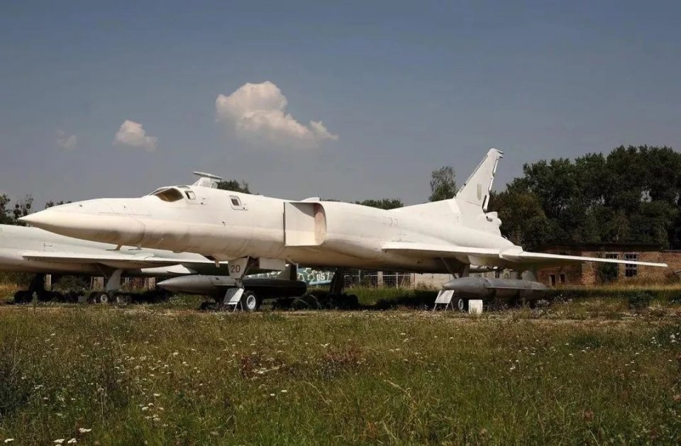 俄罗斯“魔改”轰炸机首飞， 诞生半个世纪的“逆火”还能飞多久?_凤凰网