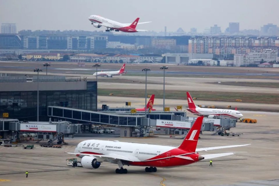 上海航空3架787-9两月集体转场浦东，轮班飞新加坡和墨尔本__凤凰网