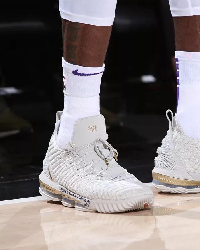 LBJ 16 “HFR”配色二次发售，耐克无尺度炒作__凤凰网