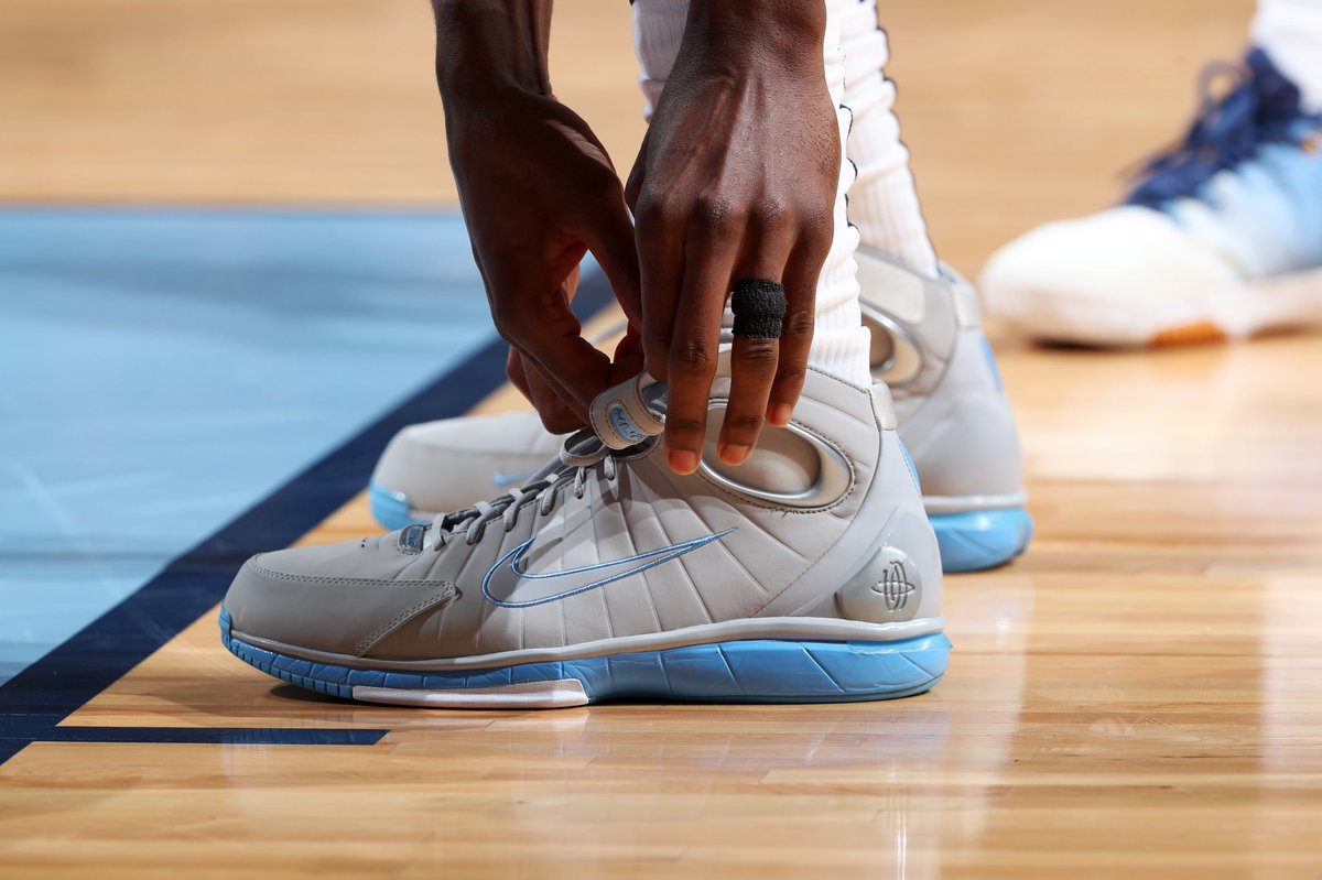 今日常规赛上脚球鞋一览：贾斯廷-霍勒迪上脚2K4_凤凰网