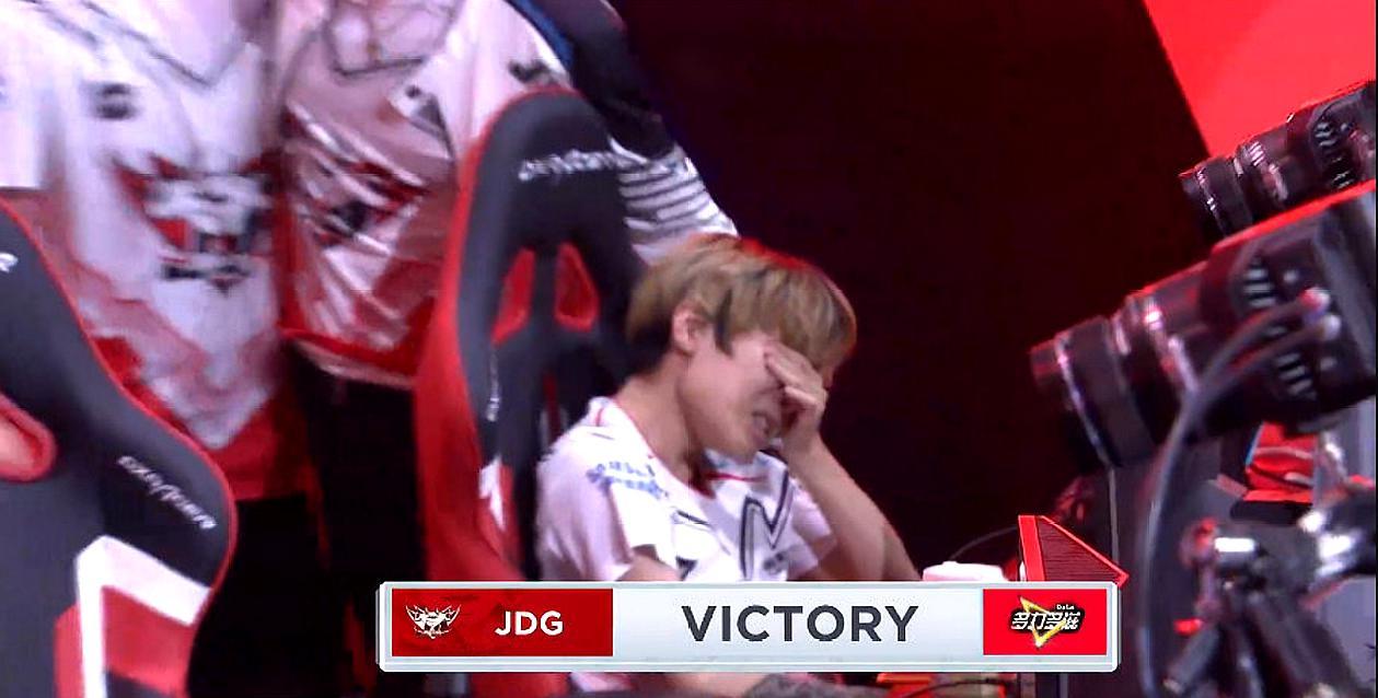 JDG接受赛后采访，Imp玩起了韦神反向Q的梗，网友：亏韦神夸你__凤凰网