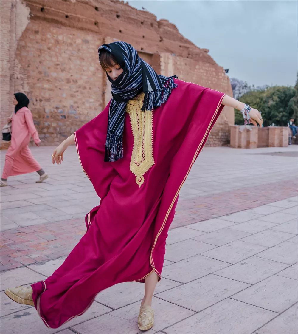 王子文换了摩洛哥风情，身披红袍裹头巾出镜，变身异族少女好养眼_凤凰网