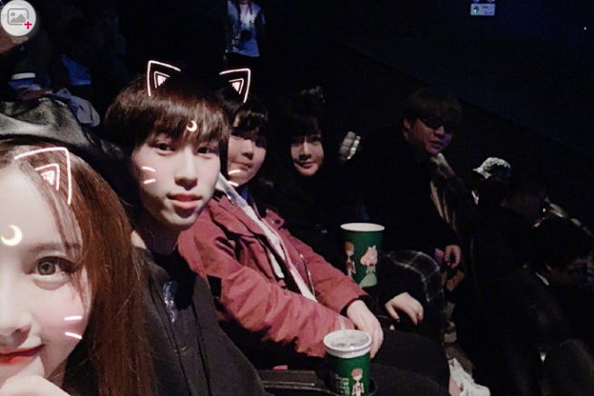 UU妹晒合照！UZI与卢姥爷带女友一同看电影_凤凰网