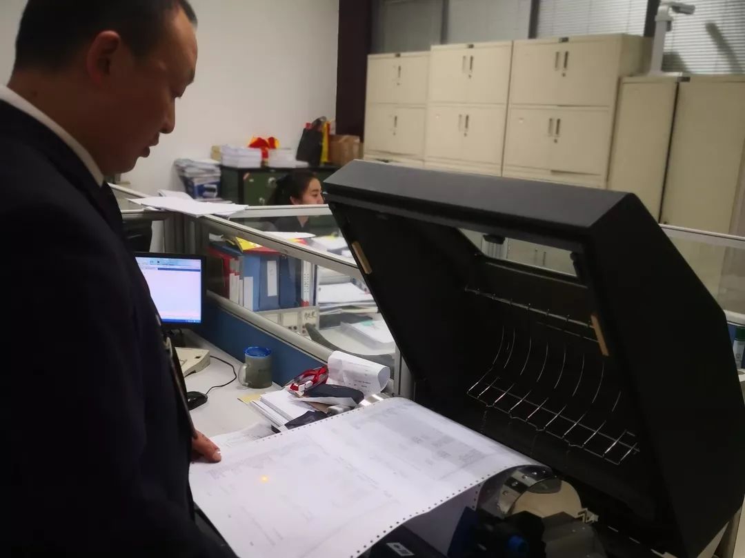 你以为银行工作人员都是这样的，其实......__凤凰网