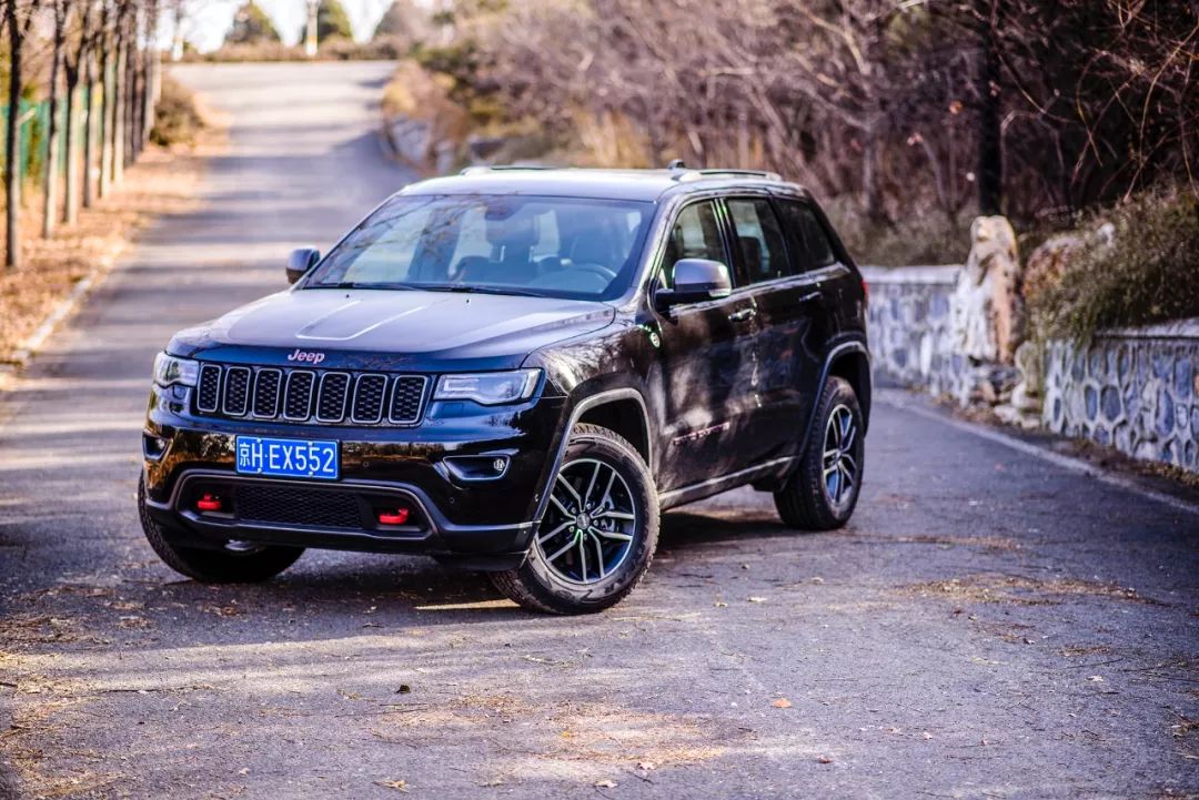 豪华之外的野性 Jeep大切诺基高性能版的与众不同__凤凰网