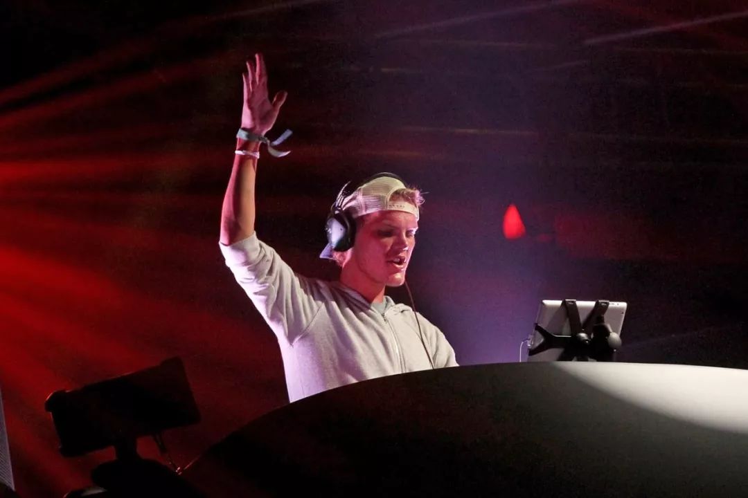 逝世一周年DJ Avicii遗作发布，Vans推出Davis Bowie系列鞋服__凤凰网