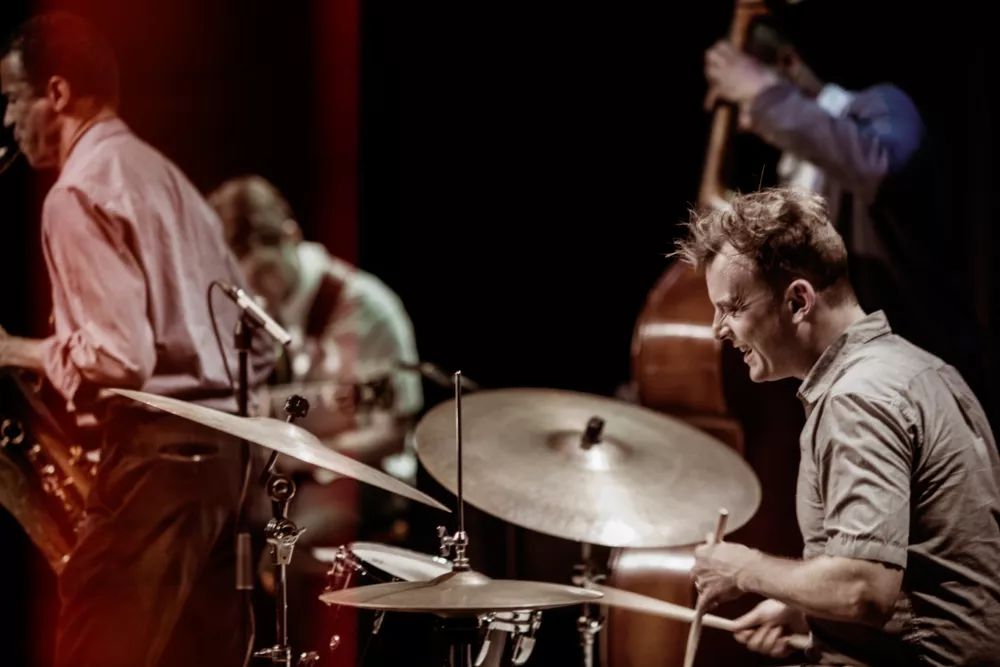 梅赛德斯-奔驰爵士大师堂 | 六月重磅！先锋、自由、实验的全明星爵士之夜！__凤凰网