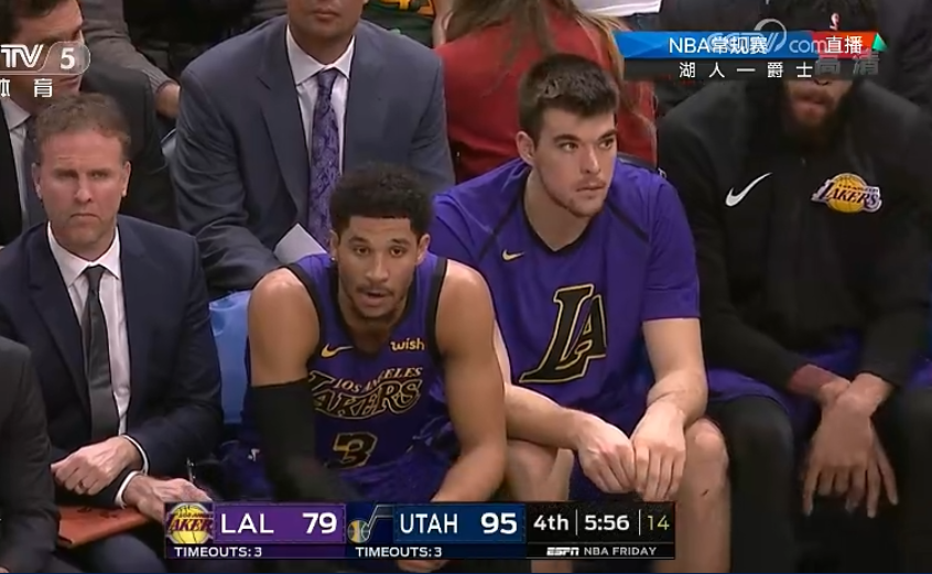 不忍直视，湖人替补席人心涣散，四少48中15，詹皇还忍得了吗？__凤凰网