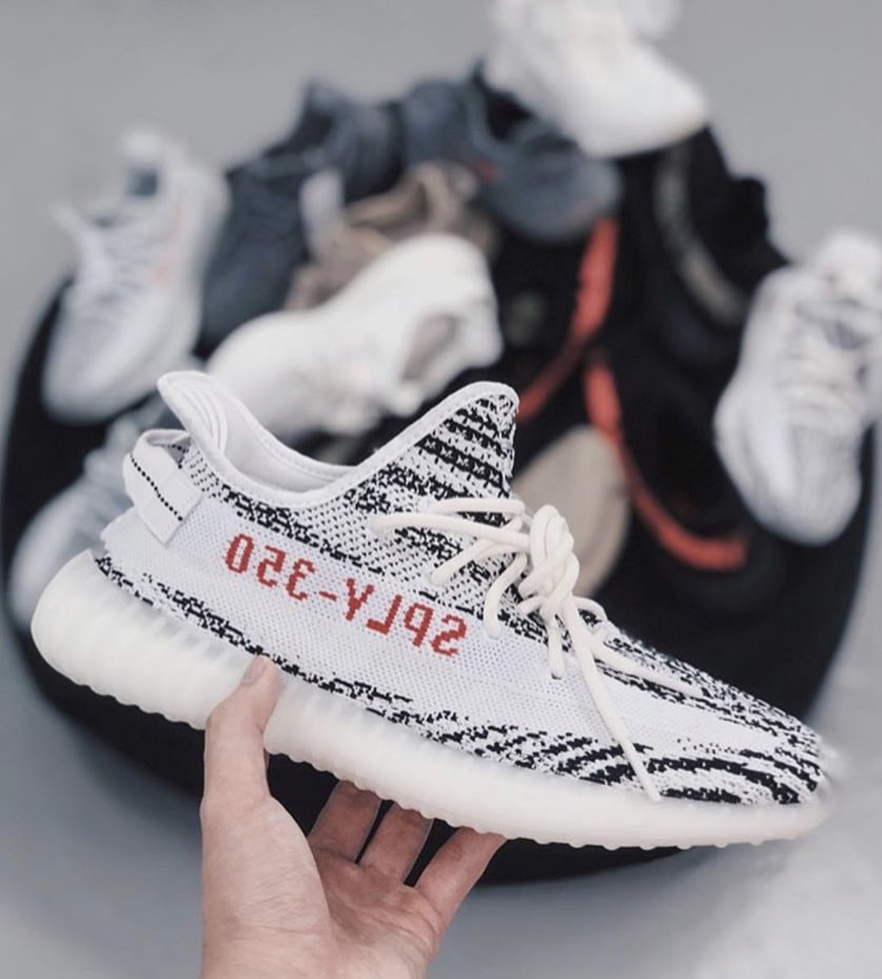 不再饥饿营销！adidas CEO宣布今年会发售超过20双YEEZY！__凤凰网