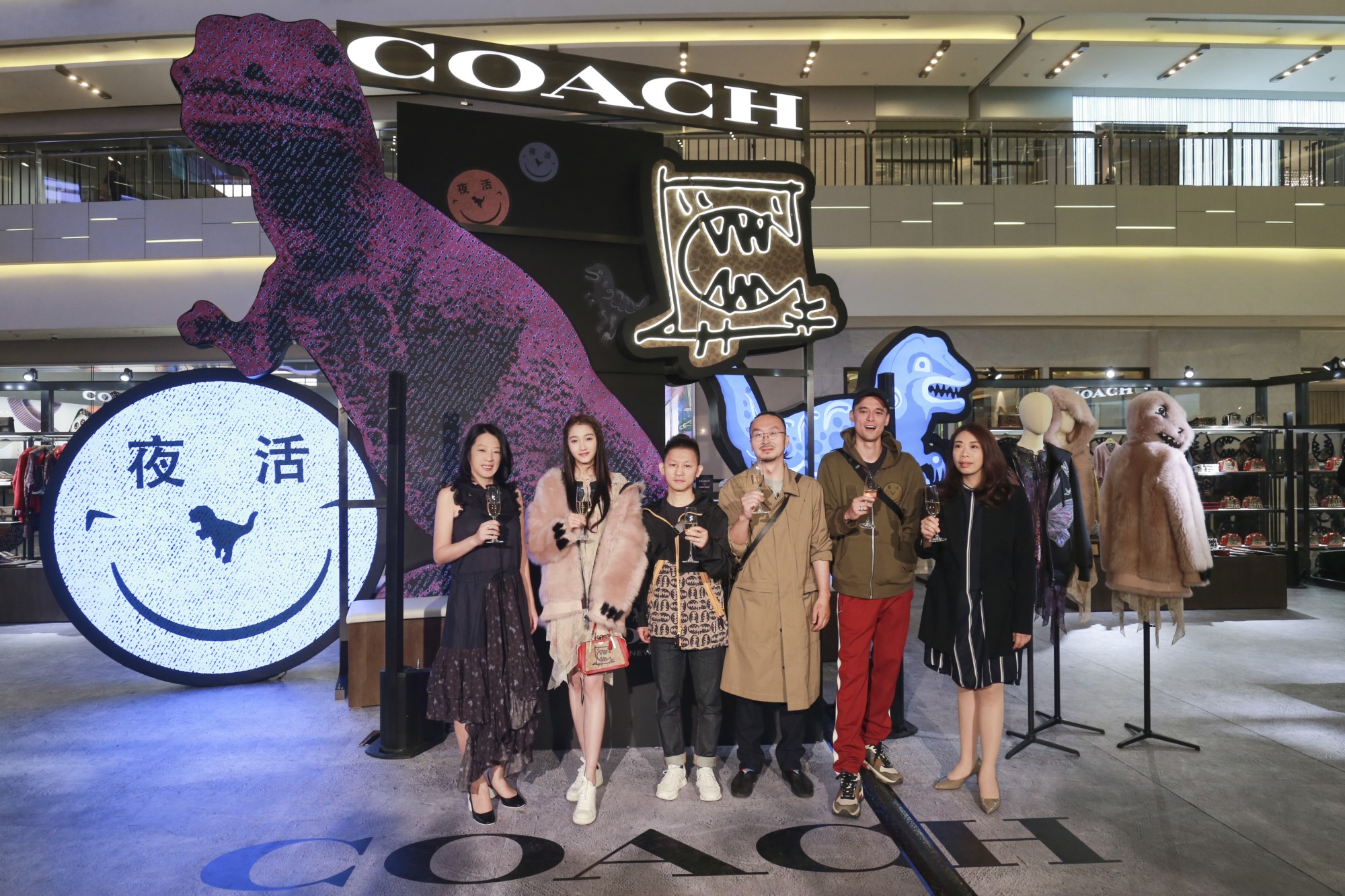 Coach 2019 中国大秀作品概念店于上海环贸广场iapm举办发布会_凤凰网时尚_凤凰网