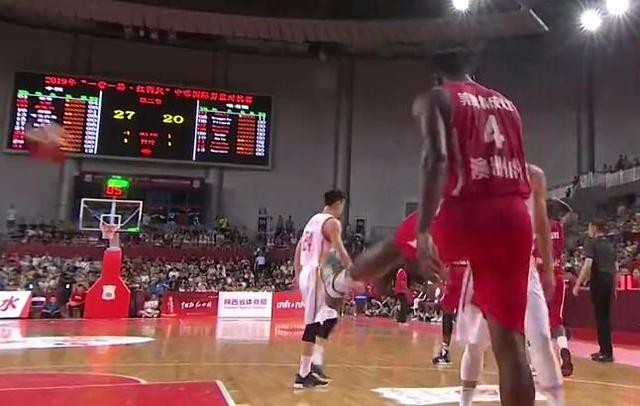 中国男篮热身赛裁判闫军吹黑哨，喀麦隆球员脚踢皮球发泄被吹T__凤凰网