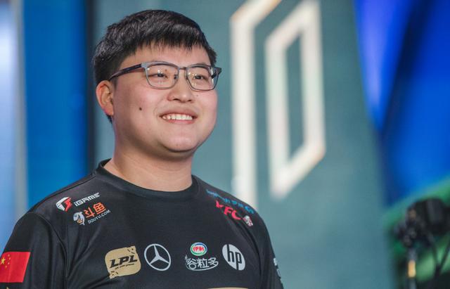 Uzi讲解为什么走A要用中指！一根手指就能看出和世界级选手的差距__凤凰网