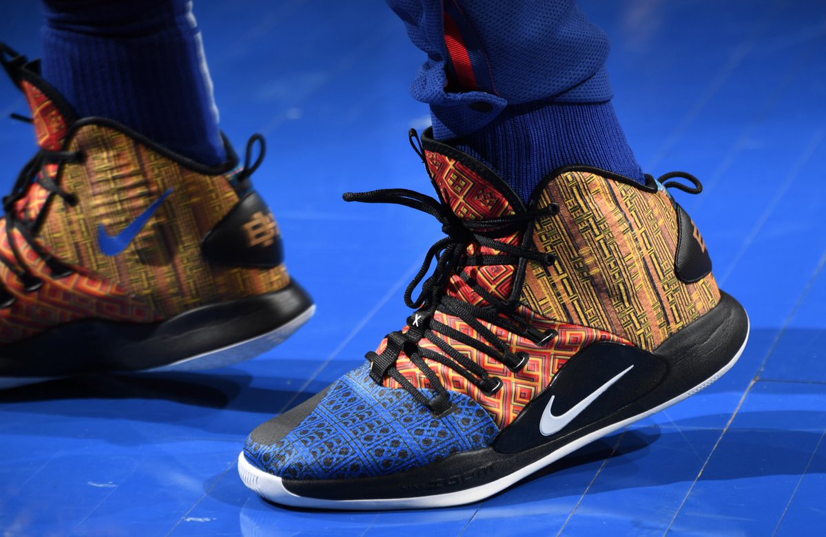 今日常规赛上脚球鞋一览：库兹马上脚黑人月配色Kobe A.D_凤凰网