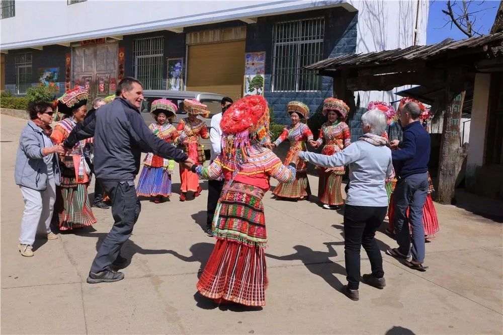 欧洲旅行团走进华坪丁王村 领略傈僳族的别样风情__凤凰网
