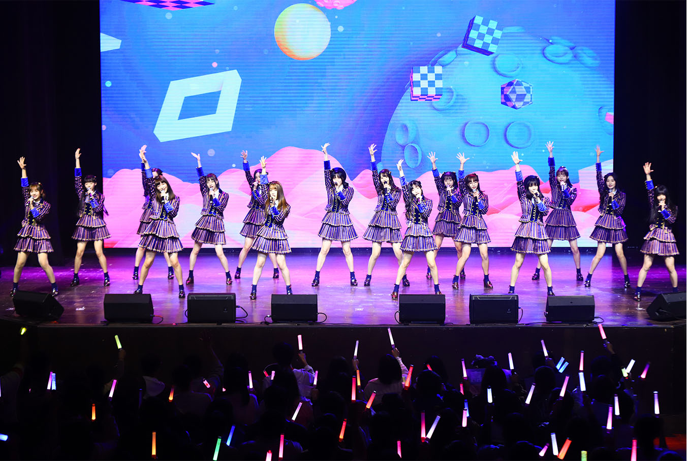 AKB48 Team SH 见面会新歌首唱 独特曲风女团新定义_凤凰网