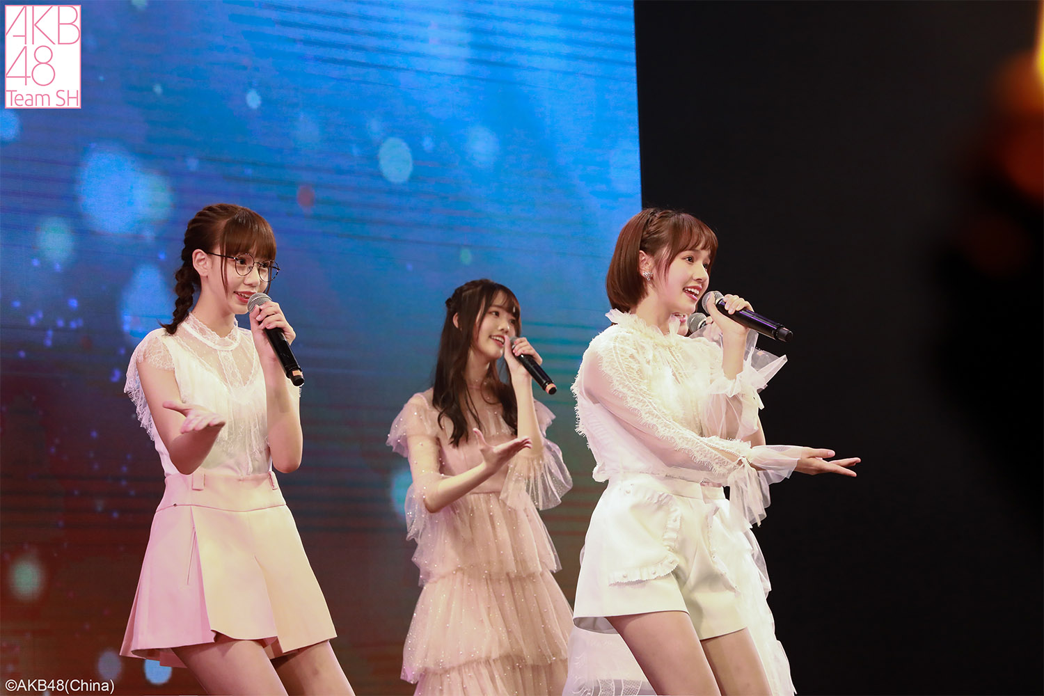 AKB48 Team SH 举行见面会 新歌《So long！》首唱纪念毕业季_凤凰网