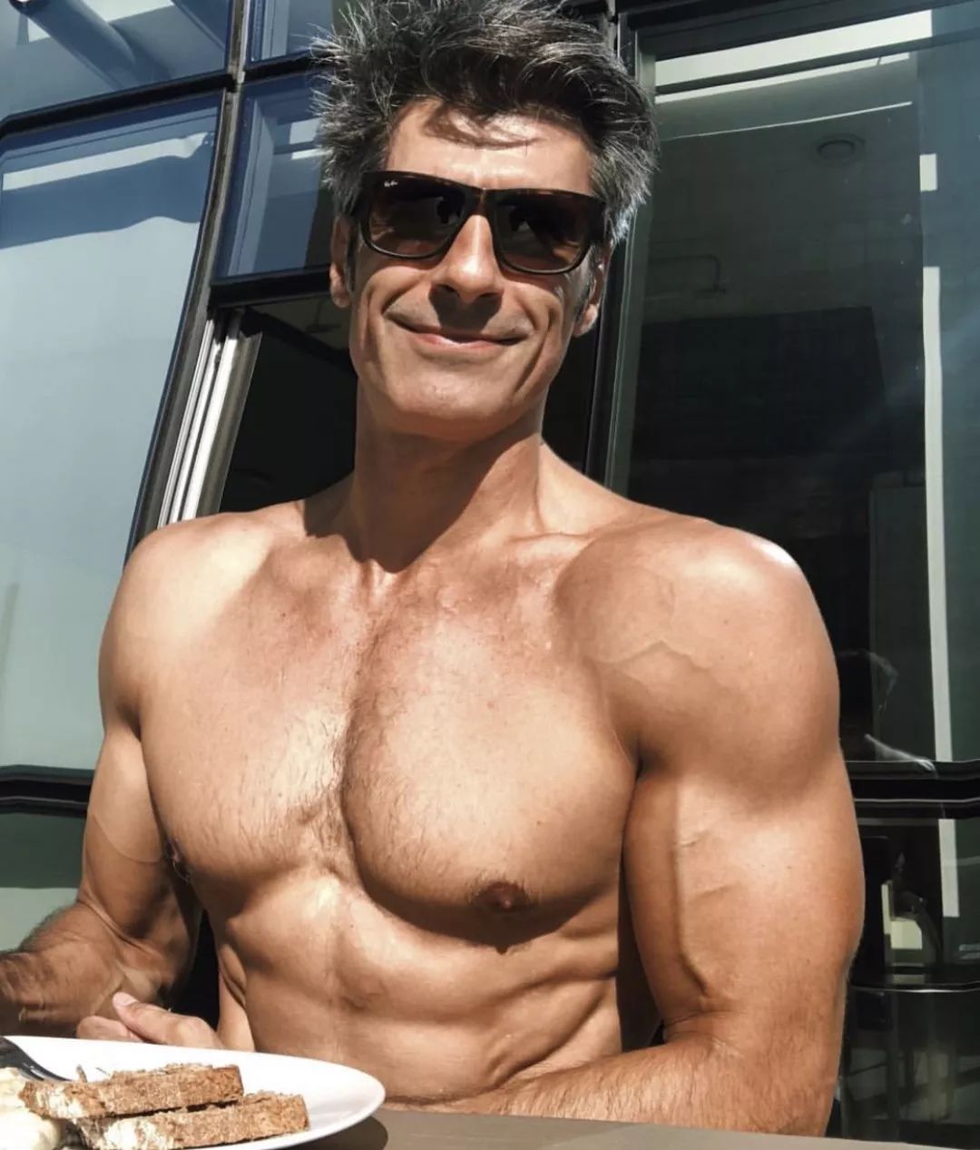 西班牙超模Jon Kortajarena公布新恋情，微博网友表示无法接受_凤凰网